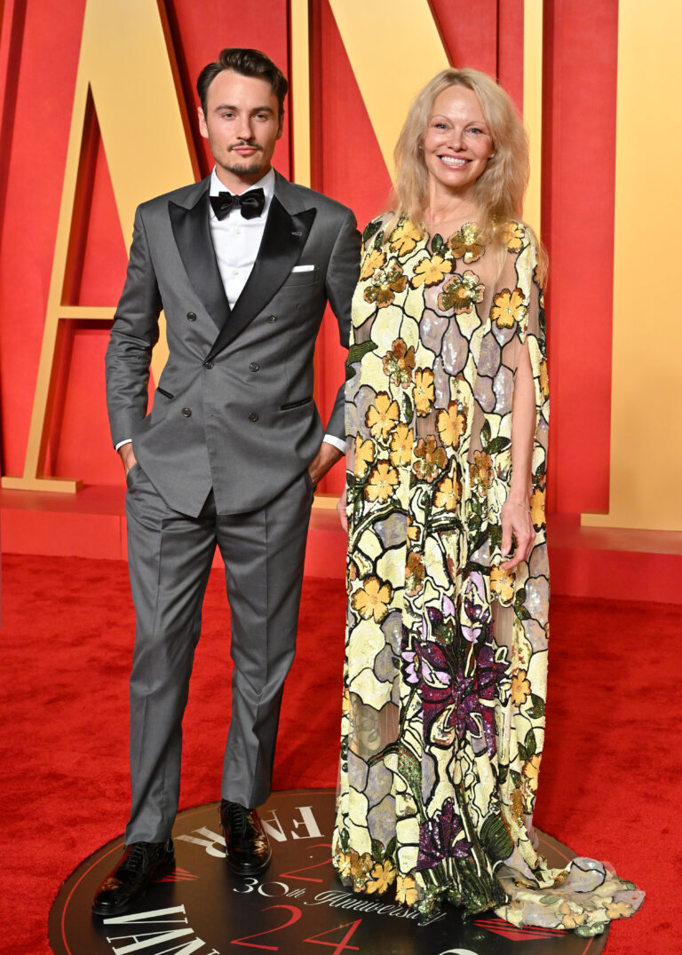 Pamela Anderson goes makeup-free to the Oscars, and everyone is saying ...