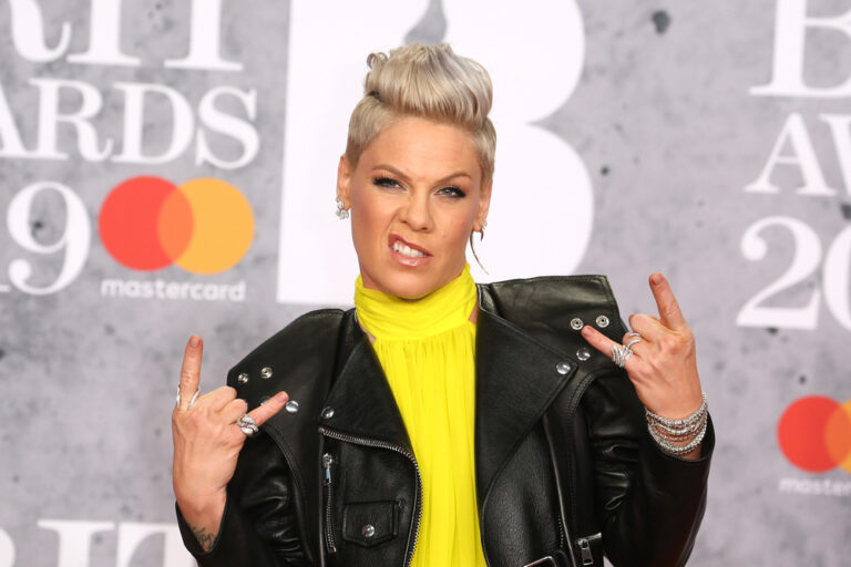 Singer Pink shares a ‘leggy photo’ of her “thunder thighs” and her fans ...