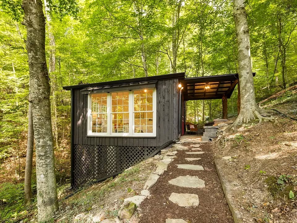 Lakefront Cabin Compound on 105 Acres – TrendsNews99